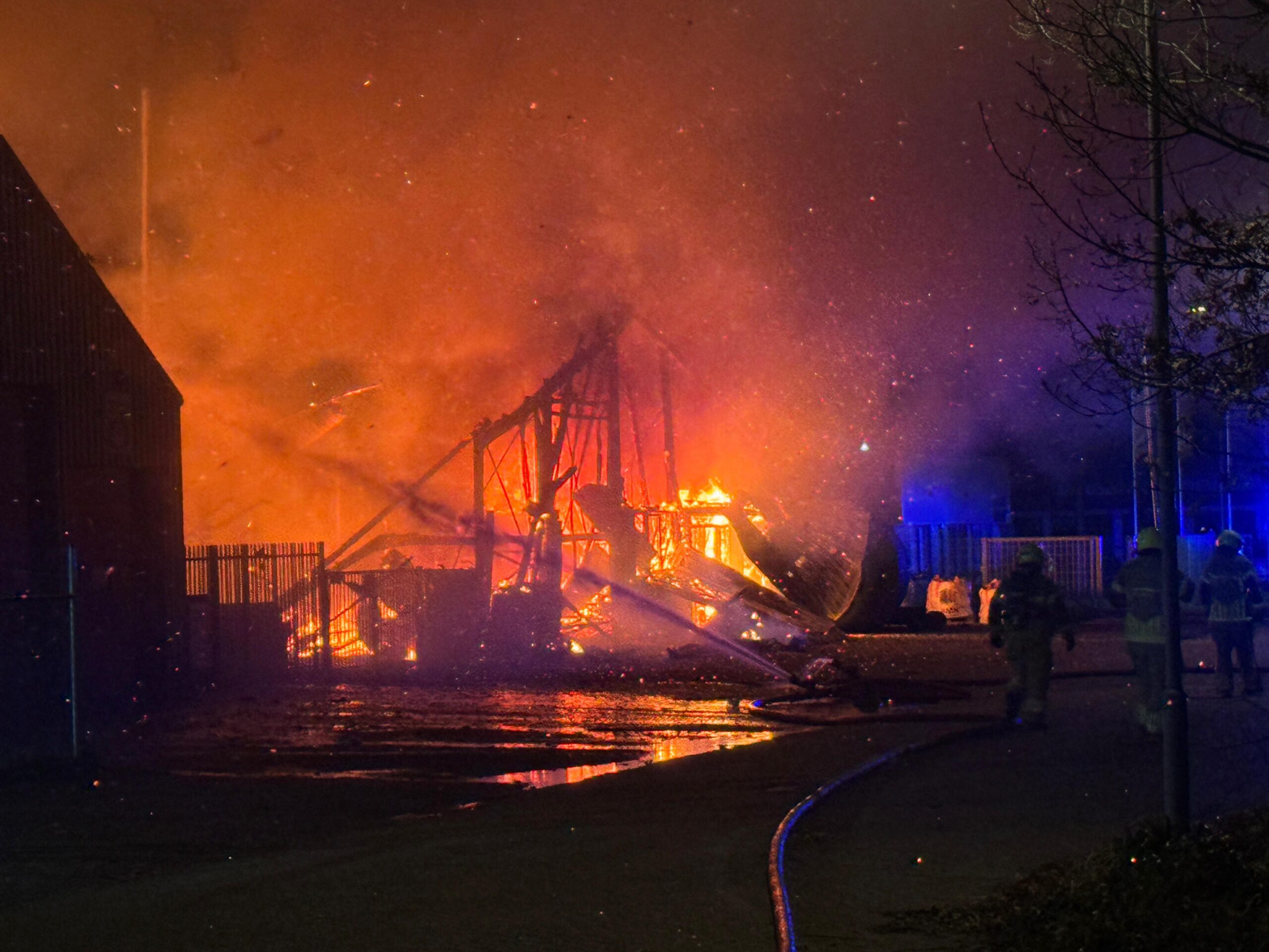 Grote brand verwoest pand in Medemblik - Oozo.nl