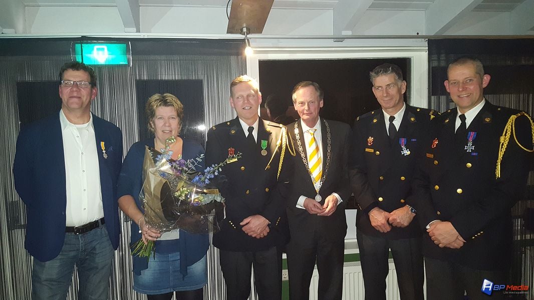 Oud-brandweerman Richard Bleeker geridderd door burgemeester Streng ...