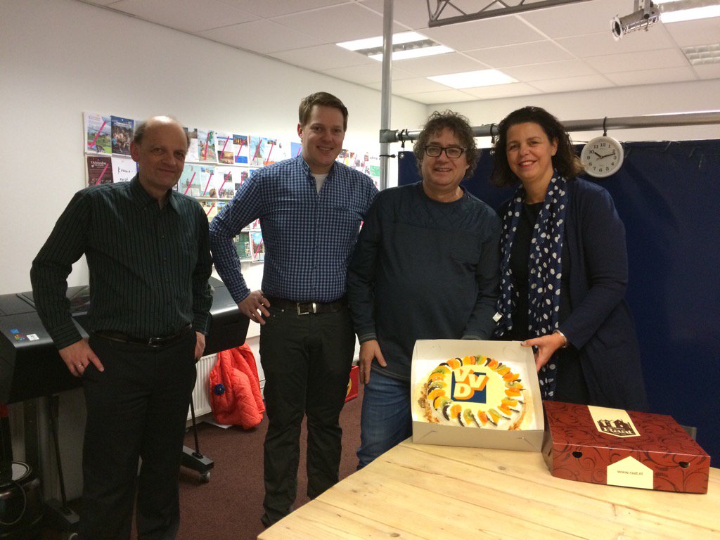 Peter Commandeur krijgt taart om zijn tomeloze inzet voor Medemblik ...