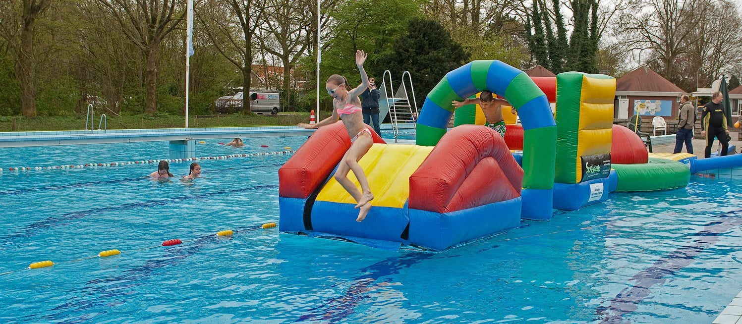 Zwemmen als een zeemeermin of haai in zwembad de Spetter - Medemblik ...