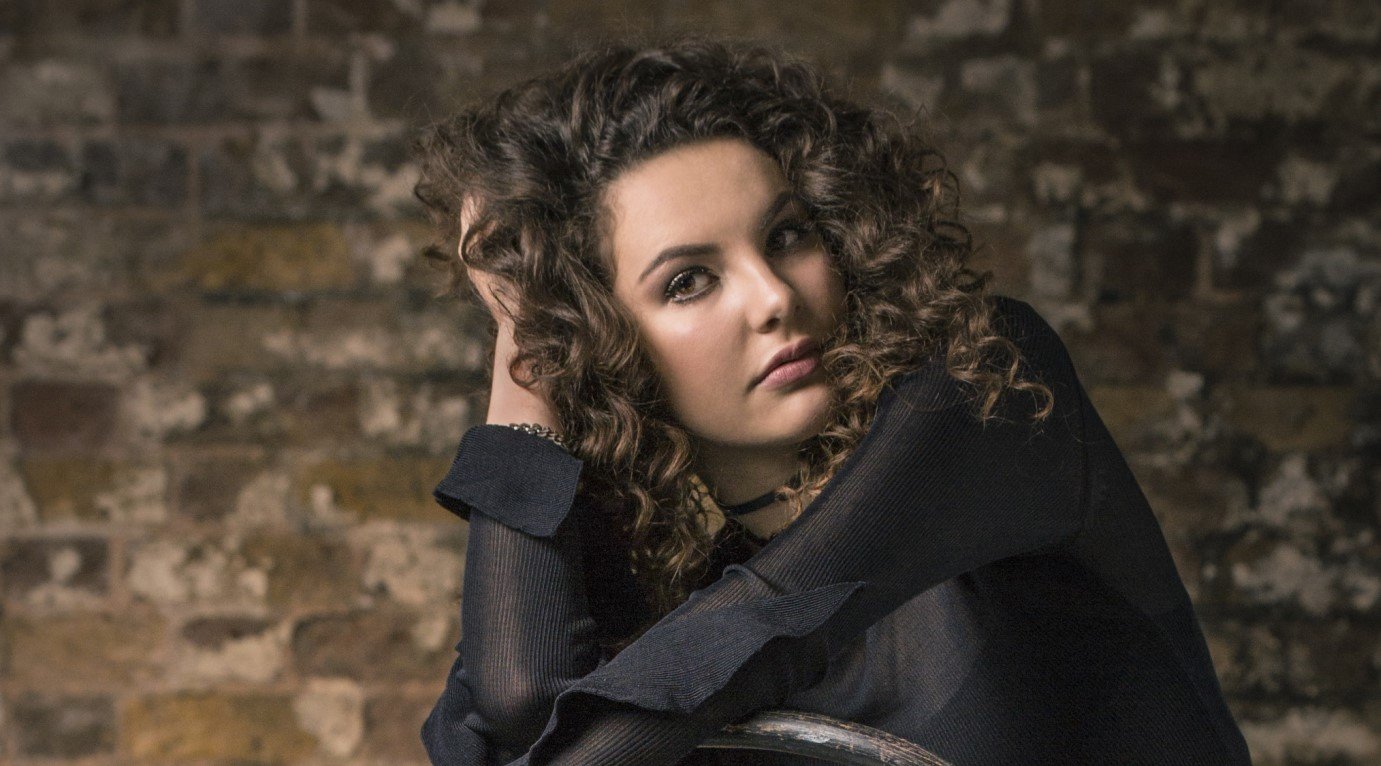 Wognumse Shalisa tekent als eerste Nederlandse een contract bij ...