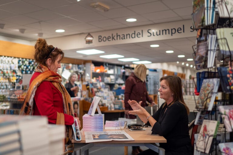 Gea Wolfslag signeert debuutroman in Boekhandel Stumpel - Medemblik Actueel