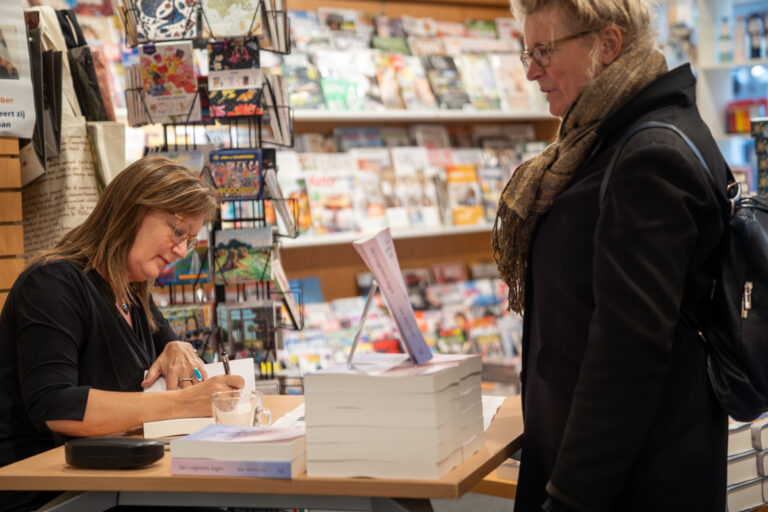 Gea Wolfslag signeert debuutroman in Boekhandel Stumpel - Medemblik Actueel