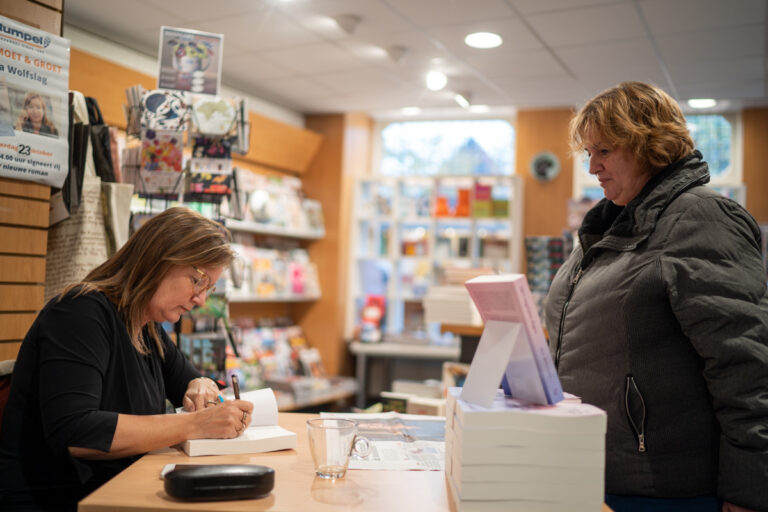 Gea Wolfslag signeert debuutroman in Boekhandel Stumpel - Medemblik Actueel