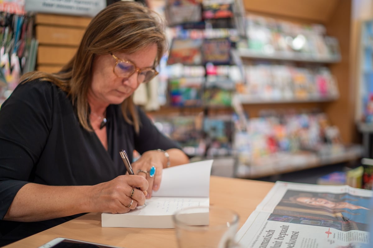 Gea Wolfslag signeert debuutroman in Boekhandel Stumpel - Medemblik Actueel