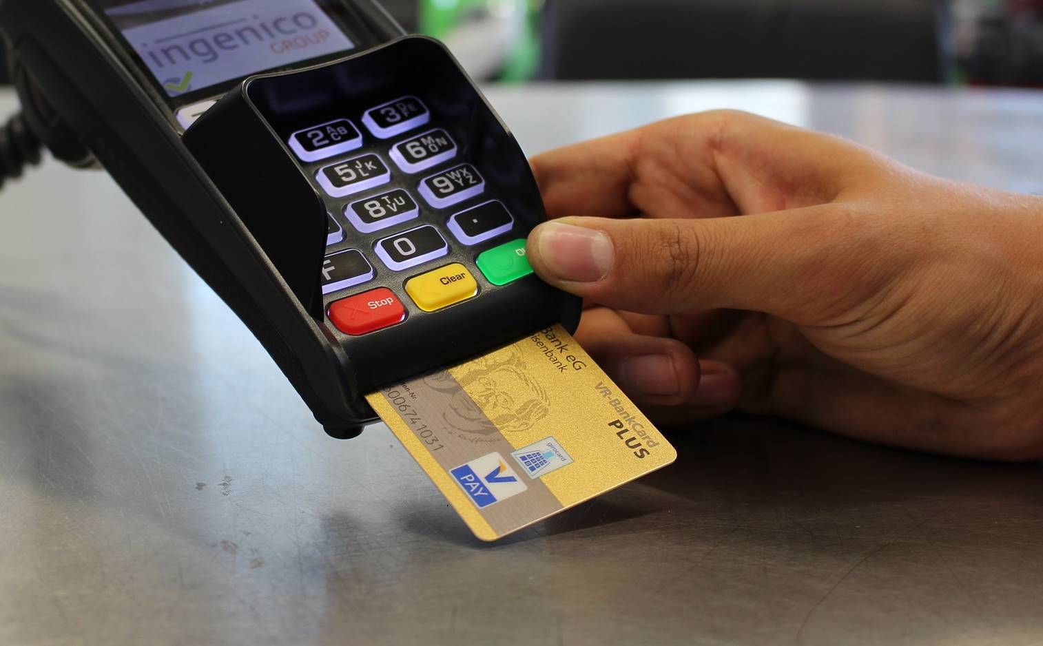 Oekraïense vluchtelingen krijgen prepaid pinpas van de gemeente ...