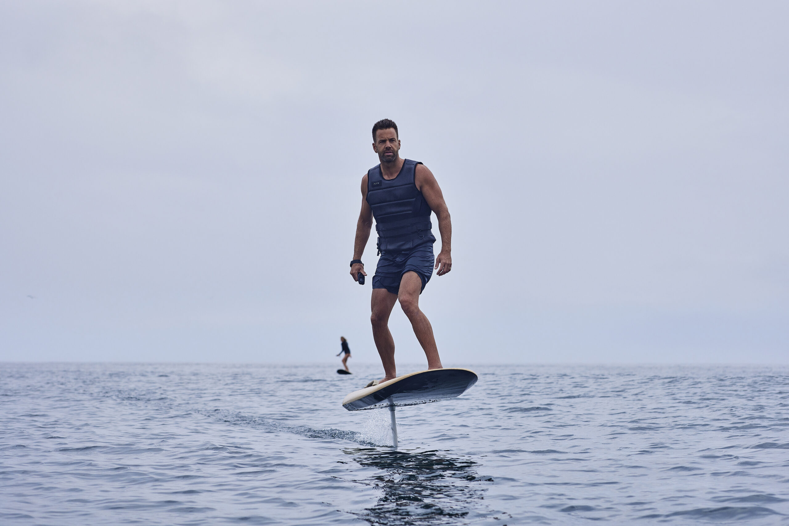 Vliegen boven water met elektrische surfplank van HydroFlyte ...