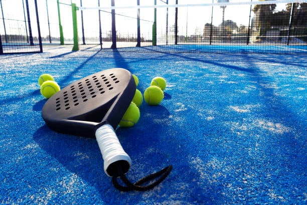 Padel, een snelgroeiende racketsport die elementen van tennis en squash ...